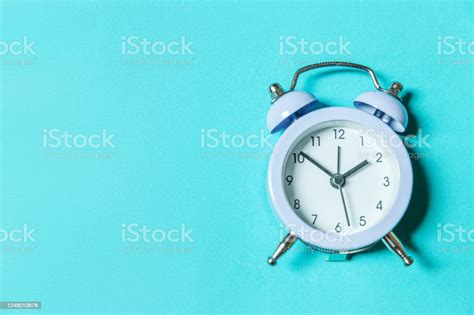 블루 파스텔 배경에 고립 된 트윈 벨 빈티지 클래식 알람 시계를 울리는 최소한의 디자인 휴식 시간 생활 좋은 아침 밤 깨어 개념 일어나 플랫 레이 상단 뷰 복사 공간 개념에