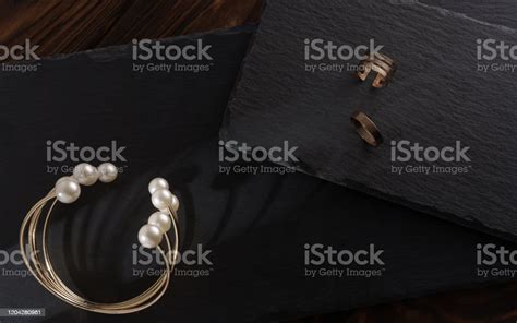 나무 테이블에 검은 돌 접시에 황금과 진주 팔찌와 황금 반지 0명에 대한 스톡 사진 및 기타 이미지 0명 개인 장식품 검은색 Istock