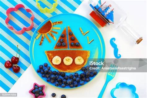 블루베리와 선박 팬케이크 아이들을위한 재미있는 귀여운 음식 어린이를 위한 아침 식사 메뉴판에 대한 스톡 사진 및 기타 이미지