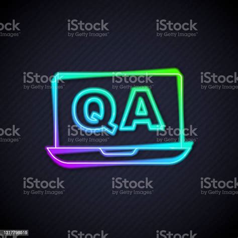 검은 색 배경에 격리 된 질문 및 답변 아이콘으로 빛나는 네온 라인 음성 거품 Q 및 기호 Faq 기호 채팅 음성 거품 및 차트