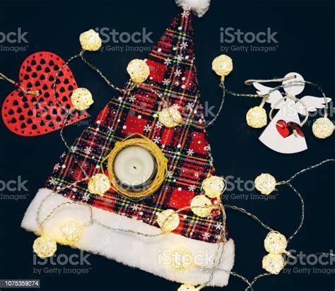 아름 다운 크리스마스 불빛 및 화 환 중 레코딩 촛불입니다 새 해 축제 배경입니다 선물 선물 겨울 휴가 대 한 엽서를 인사 12월에 대한 스톡 사진 및 기타 이미지 Istock