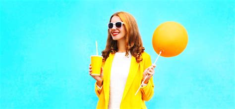 패션 세로 행복 한 웃는 여자 오렌지에 어 벌 룬 화려한 파란색 배경에 과일 주스의 컵을 보유 하 가을에 대한 스톡 사진 및 기타 이미지 Istock