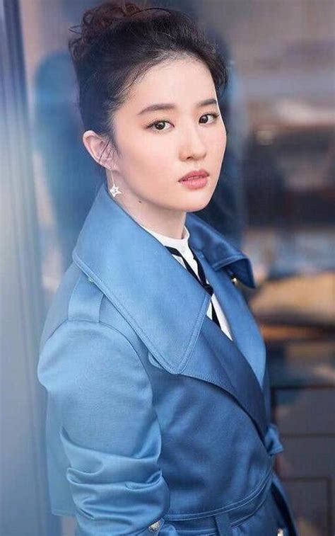 刘亦菲蓝色风衣又美成仙女而且还很高 360娱乐你开心就好