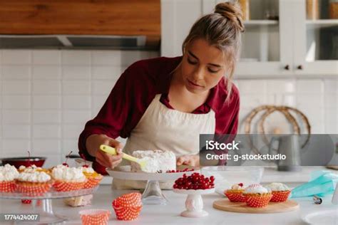 국내 주방에서 케이크를 만들면서 휘핑크림을 바르는 집중 여성 파티쉐 거품 내기에 대한 스톡 사진 및 기타 이미지 거품 내기 기술 기업가 Istock