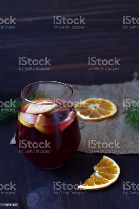 오렌지와 삼베 조각이있는 나무 테이블에 사과와 향신료를 곁들인 레드 멀드 와인 한 잔 겨울 방학에 전통 음료 0명에 대한 스톡 사진 및 기타 이미지 Istock