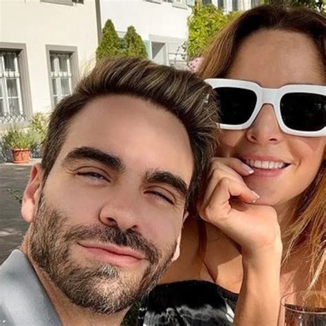 Orgullosa Joven Cordobesa Llevó A Su Grado La Caja De Obleas Con La