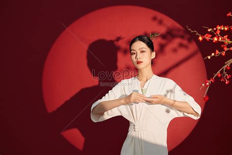 와인 잔을 들고 전통적인 여자 사진 무료 다운로드 Lovepik