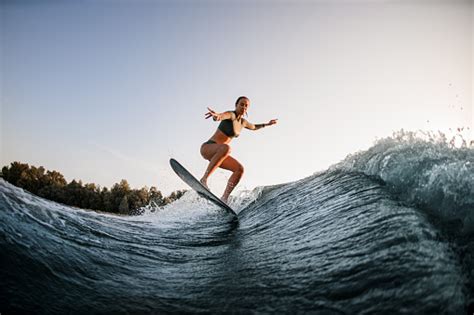 잘 생긴 맞는 여자 트릭을 만들고 튀는 파도에 웨이크 서핑으로 점프 서핑 수상 스포츠에 대한 스톡 사진 및 기타 이미지 서핑 수상 스포츠 용기 개념 가냘픈 Istock