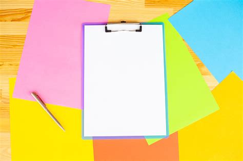 사무실 손을 잡고 흰색 종이와 펜 나무 테이블의 배경색에 폴더 Copyspace입니다 텍스트에 대 한 장소 간판에 대한 스톡 사진 및 기타 이미지 Istock