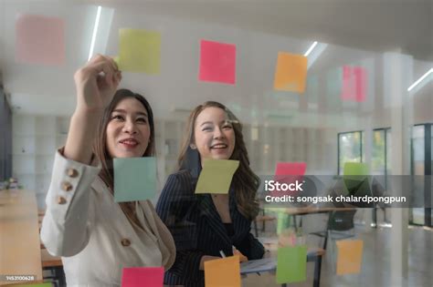 유리 벽에 붙어있는 접착 노트를 보면서 계획하는 자신감있는 사업가들 사무실에 대한 스톡 사진 및 기타 이미지 사무실 유리