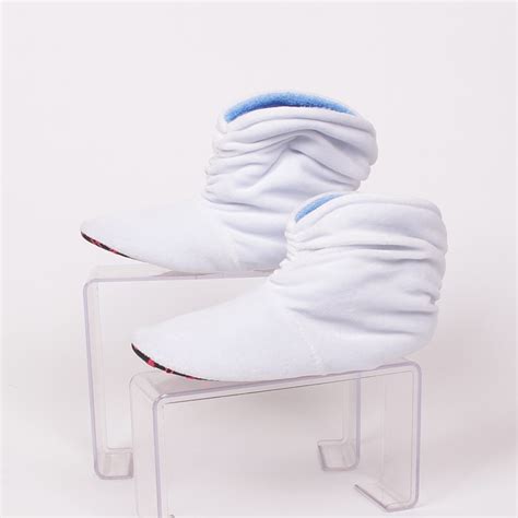 Плюшени детски пантофи тип ботушче в бяло и синьо | Towel rack, Towel