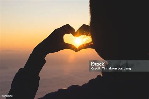 실루엣 일출 동안 하트 모양을 형성하는 여자 하나님은 사랑의 개념입니다 하트 모양 산악 관광 사랑을 보여주는 사랑과 감정 헌신과 희망 25 29세에 대한 스톡 사진 및 기타