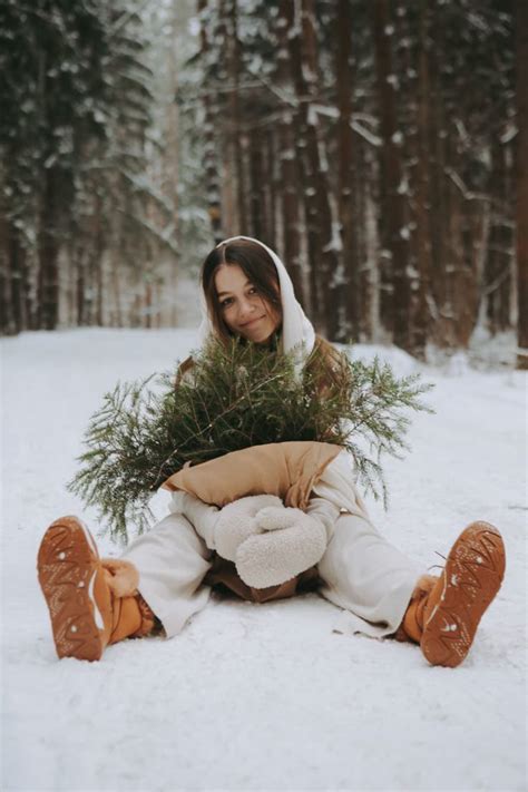 Девушка в лесу зимой Зимняя фотография Снежная фотография Зимняя семейная фотография