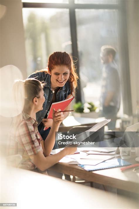 2 행복 한 창조적인 경제인 사무실에 서류를 통과 하면서 통신 계획에 대한 스톡 사진 및 기타 이미지 계획 그래픽 디자이너 기업 재무와 산업 Istock
