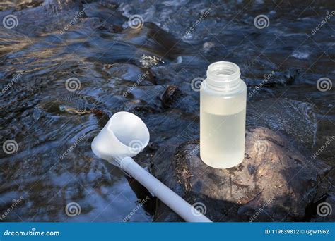 A Container For Sampling Oil At A Metering Site Dispensing Method Of