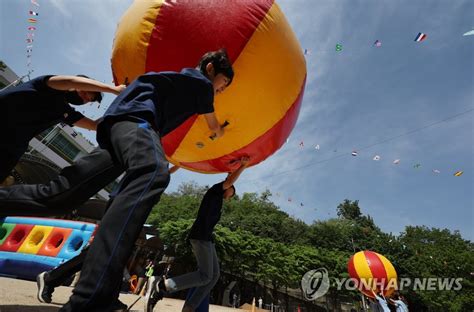 파란하늘 아래 운동회 연합뉴스
