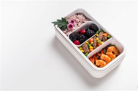 밥 야채 조 림 라즈베리 소고기 새우 흰색 바탕에 건강 한 균형 잡힌 도시락 상자 평면도 사무실 개념에 대 한 가정 음식 0명에 대한 스톡 사진 및 기타 이미지 Istock