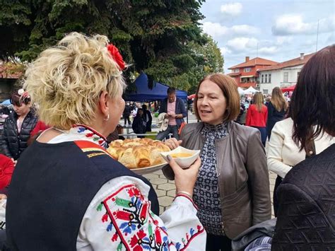 Казанлък инфо Кметът на Казанлък поздрави жителите и гостите на Бузовград на техния празник