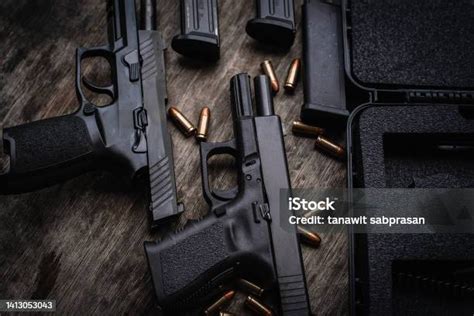 두 개의 9mm 권총이 나무 테이블 위에 슬라이드를 들고 있습니다 총에 대한 스톡 사진 및 기타 이미지 총 권총 사격 Istock