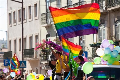 Sabes Porque é Que A Bandeira Lgbtq Tem As Cores Do Arco íris Porto
