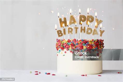 금색 양초와 하트 모양의 스프링클이 있는 생일 축하 케이크 생일에 대한 스톡 사진 및 기타 이미지 생일 생일 케이크 배경 주제 Istock