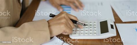 창업의 재정 문서를 확인하고 사무실에서 계산기로 숫자를 계산하는 여성 사업가 가격에 대한 스톡 사진 및 기타 이미지 가격 경영자 경제 Istock