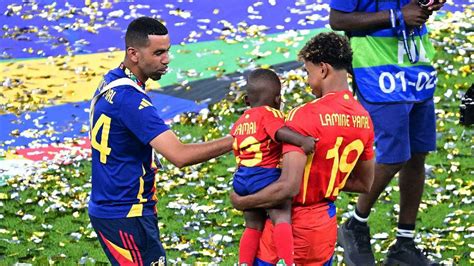 صحيفة صدى لامين يامال يحتفل مع عائلته بكأس أوروبا في الملعب صور