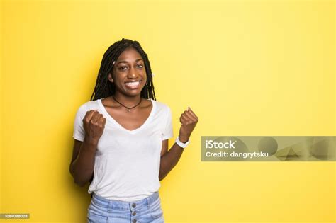 내가 이겼어 우승 성공 행복 아프리카 여자 노란색 스튜디오 배경에서 승자가 되 고 축 하 승리 기쁨 개념입니다 인간의 얼굴 감정 개념입니다 최신 유행 금 금속에 대한 스톡