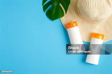선스크린 로션 병 녹색 열대 잎 파란색 배경에 고립 된 여성 해변 모자 자외선 차단 선탠 화장품 스킨 케어 컨셉 플랫 레이 상단 보기 0명에 대한 스톡 사진 및 기타 이미지