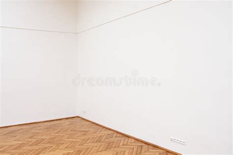 Canto De Uma Grande Parede Branca Com Assoalho De Madeira Imagem De