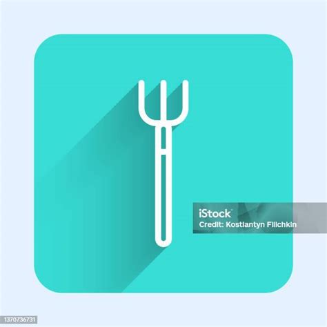 긴 그림자로 격리 된 화이트 라인 가든 피치 포크 아이콘 정원 포크 표지판 원예 농업 농업을위한 도구 녹색 정사각형 버튼입니다 벡터 가정 생활에 대한 스톡 벡터 아트 및