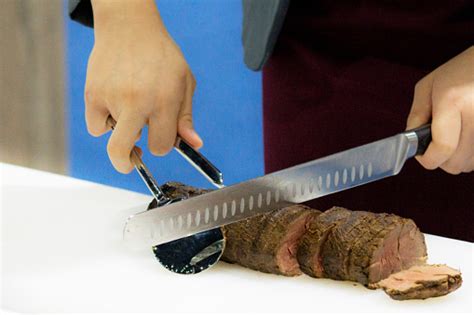 로스트 비프와 슬라이스 요리사의 손 로스트 비프 로스트 비프 조각 고급 요리에 대한 스톡 사진 및 기타 이미지 고급 요리 고기 구이 Istock