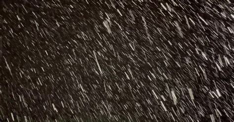 집 밖의 겨울 겨울 밤 겨울 시즌 겨울 폭풍 겨울 풍경 겨울철의 계절별 날씨 극단적 인 날씨 기상 조건 기후 날씨 냉랭한 눈 내리는 눈 덮인 밤