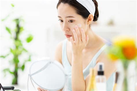 乳液は化粧水が乾いてから塗る各化粧品の間隔を詳しくご紹介 基礎化粧品スキンケア商品の通販公式大人肌研究所