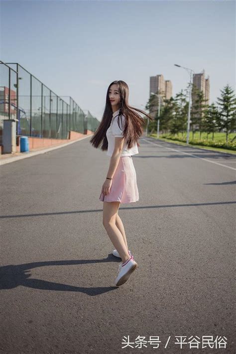 萌萌的长腿校花笑容很能感染人校园美女无与伦比啊 每日头条