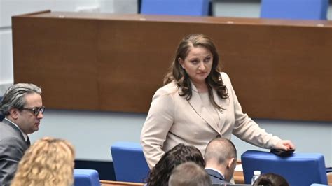 Сачева Трябва да се вземе решение как ще се увеличи осигурителната вноска тя не може да остане