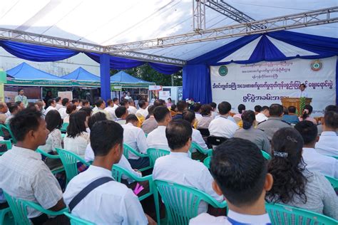 ရန်ကုန်တိုင်းဒေသကြီး ဝန်ကြီးချုပ်နှင့်ဝန်ကြီးများ သီတင်းကျွတ်အကြို အသေးစားစက်မှုလက်မှု ထုတ်ကုန