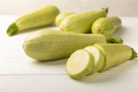 흰색 질감 배경에 야채 골수 호박을 스쿼시합니다 채식 유기농 채소 건강 식품 공간을 복사합니다 텍스트 위치 꽃 식물에 대한 스톡 사진 및 기타 이미지 Istock