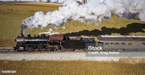 시골을 여행하는 복원된 골동품 증기 여객 열차의 공중 평행도 강철에 대한 스톡 사진 및 기타 이미지 강철 고풍스런 골동품 Istock