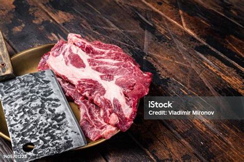 정육점에 있는 생 대리석 고기 스테이크 조리되지 않은 쇠고기 척 아이 롤 스테이크 나무 배경 맨 위 보기입니다 복사 공간 0명에 대한 스톡 사진 및 기타 이미지 Istock