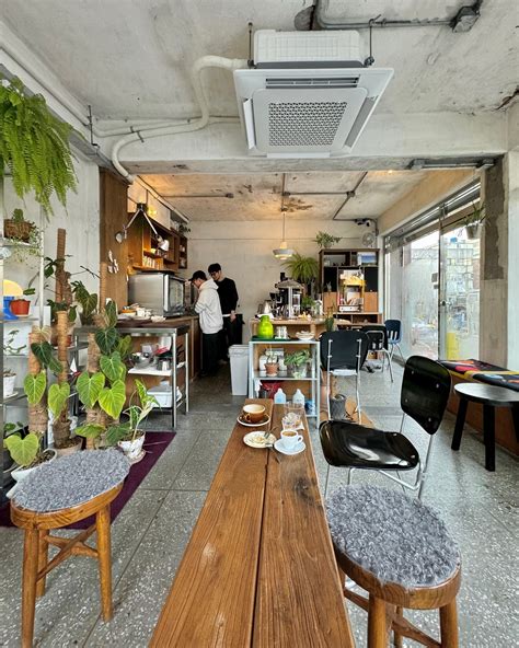 Whiteday 성수동 메인거리에서 벗어나 한적한 동네에 위치한 곳으로 작은 폴딩도어로 들어가면 높은