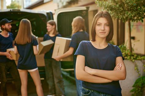 화창한 날에 밴 근처 야외에 서 있는 자원 봉사자인 소녀에게 초점을 맞춥니다 밴에 상자를 싣고 있는 젊은이들 14 15 살에 대한 스톡 사진 및 기타 이미지 Istock