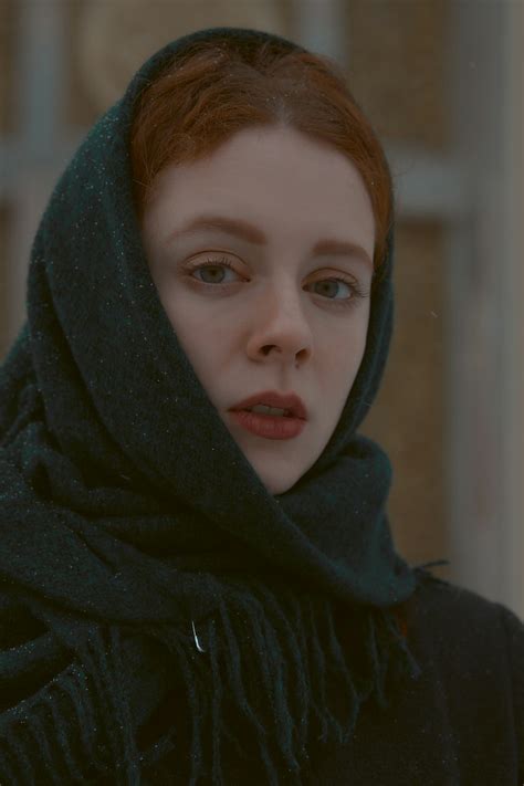 검은 히잡을 쓴 여자 셀카 찍기 사진 Unsplash의 무료 사람 이미지