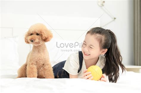 강아지와 함께 재생하는 어린 소녀 사진 무료 다운로드 Lovepik