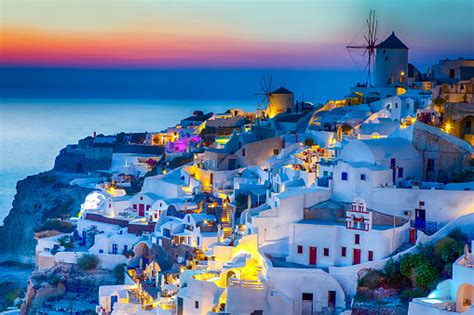 여행 개념 그리스의 산토리니 마을의 전통적인 백색 건축물과 상징적인 풍차가 있는 이아 타운의 스카이라인세계적으로 유명한 리조트수평 이미지 구성 0명에 대한 스톡 사진 및
