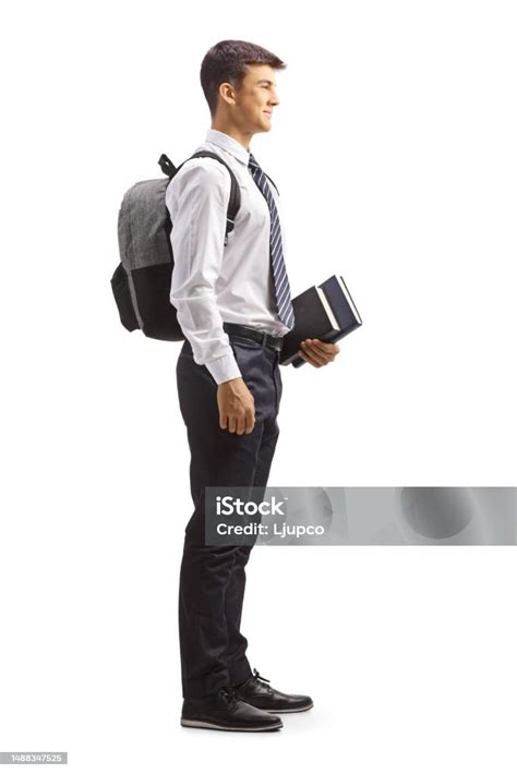 교복을 입은 10대 남학생이 책을 들고 있는 전체 길이 프로필 사진 1에 대한 스톡 사진 및 기타 이미지 1 16 17 살 공부 Istock