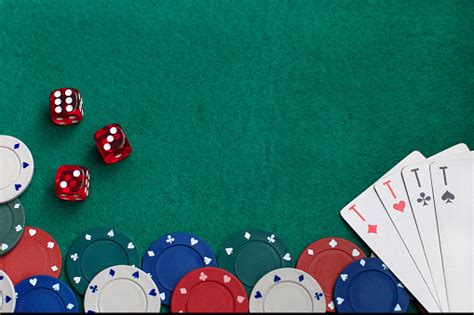 녹색 포커 테이블에서 위에서 카드 주사위와 포커 칩을 재생 가능성에 대한 스톡 사진 및 기타 이미지 가능성 개념 경쟁자