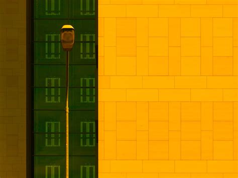 배경 화면 창문 건축물 벽돌 대칭 집 칸델라 녹색 노랑 유리 무늬 기하학 주황색 광장 수직선 콘크리트 각도 자료 바닥 정면 세례반