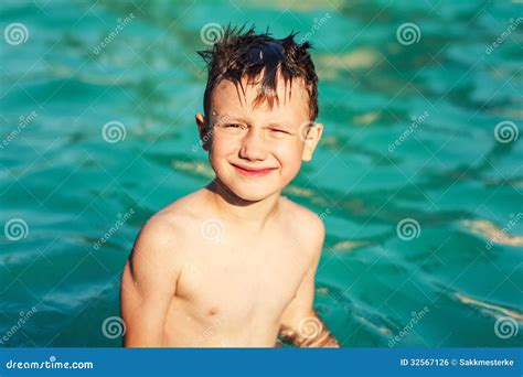 Молодой мальчик в бассейне стоковое фото изображение насчитывающей радостно 32567126