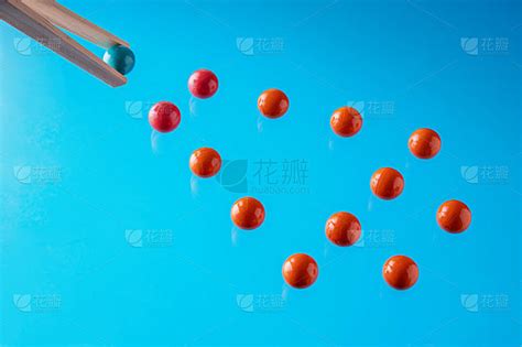 红色球体箭头和蓝色背景上的蓝色球体顶部。